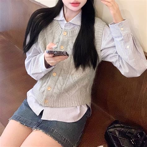 딜라잇온 코디세트브이넥 꽈배기 짜임 니트 조끼스트라이프 패턴 캐주얼 셔츠 세트 Ag117857