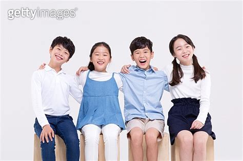 어린이 인간의나이 초등학생 교육 주제 앉기 어깨동무 웃음 얼굴표정 이미지 Jv11190024 게티이미지뱅크