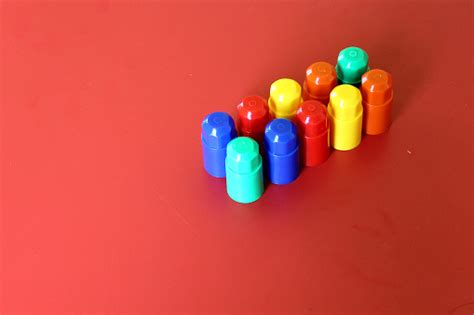 포함 다양성 및 복수의 개념으로 빨간색 배경에서 재생 구축 및 구성 할 수있는 구성 가능한 컬러 플라스틱 블록 0명에 대한 스톡 사진 및 기타 이미지 Istock