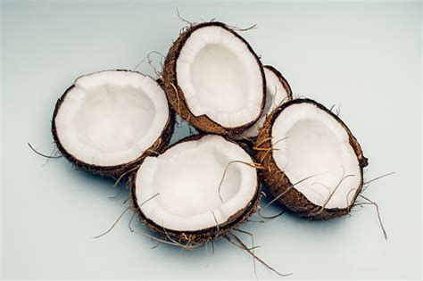 컬러 배경에 코코넛의 일부 닫아 신선한 잘 익은 코코넛 조각으로 나누어 0명에 대한 스톡 사진 및 기타 이미지 0명 건강한 생활방식 건강한 식생활 Istock