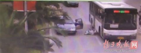 骑车女子被私家车开门撞倒后被公交车碾压身亡图手机凤凰网