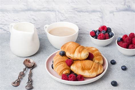 회색 콘크리트 배경에 신선한 라즈베리와 블루 베리와 크루아상 공간을 복사합니다 아침 식사 커피 꿀의 개념 과일에 대한 스톡 사진 및 기타 이미지 Istock