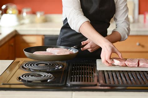 요리사는 주방에서 신선한 돼지고기 스테이크 가정 요리 메뉴를 준비 합니다 요리 조리법 레스토랑 메뉴 맛 있는 음식 고급 요리에 대한 스톡 사진 및 기타 이미지 Istock
