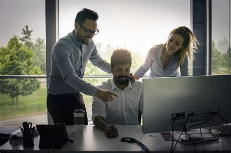 비즈니스 사람들이 기술을 사용 하 여 및 문서를 확인입니다 사업 사람들은 사무실에서 3 명에 대한 스톡 사진 및 기타 이미지 3 명 기업 재무와 산업 남자 Istock