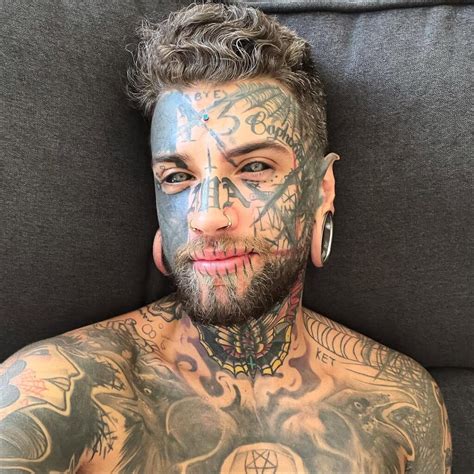 Cijelo Tijelo Je Prekrio Tetovažama Nakon Rođenja Kćerke Pokajao Se I Uklonio Tetovaže S Lica