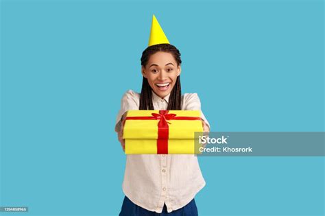 공포에 질린 여자는 부분 원뿔에 서서 친구의 생일을 축하 선물 상자를 제공합니다 20 24세에 대한 스톡 사진 및 기타 이미지 20 24세 Charitable