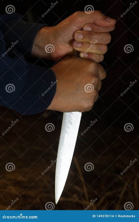 Manos Que Sostienen Un Cuchillo Afilado Grande Foto De Archivo Imagen De Crimen Bandido