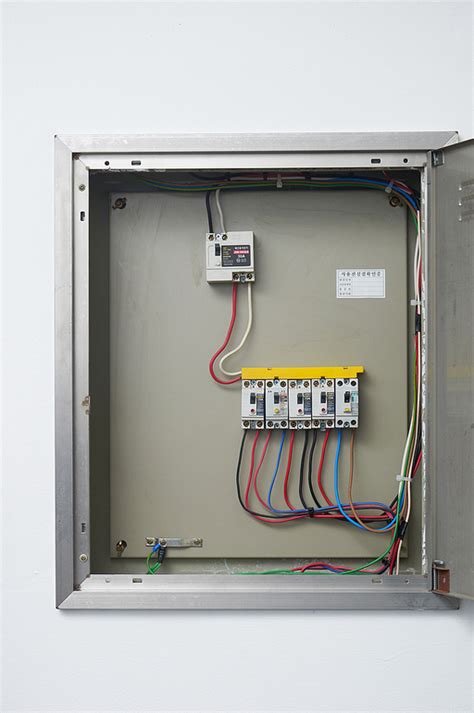 문이 열려 있는 전기 분전함 두꺼비집 유토이미지 상세페이지 베이직샵 사진 22800507