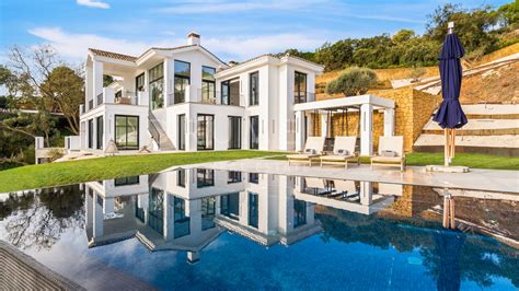 Elegante Moderne Luxusvilla Mit Fantastischem Blick Auf Das Meer Und Die Berge In La Zagaleta