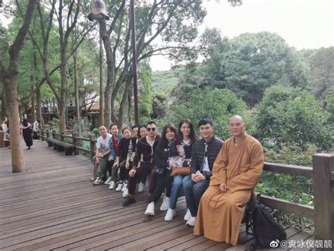 袁咏仪张智霖夫妇同游普陀山 打扮低调搂肩合照恩爱满满 新浪图片