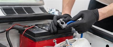 숙련된 정비사가 밝은 자동차 스튜디오에서 배터리 단자를 검사하여 차량 안전과 신뢰성을 확인합니다 25 29세에 대한 스톡 사진 및 기타 이미지 Istock