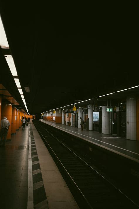 기차를 기다리는 사람들이있는 기차역 사진 Unsplash의 무료 뮌헨 이미지
