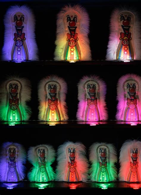 실내 광대 기발한 네온 노를 젓다 다채로운 디스플레이 디자인 라인업 멀티 컬러 몸매 밤 배열 봉제 불빛 불이 켜진 빛나는 색깔 서커스