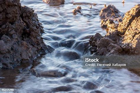 봄 시내입니다 스트림 길에 눈과 얼음이 녹는 봄을 통해 실행 합니다 0명에 대한 스톡 사진 및 기타 이미지 0명 강 겨울 Istock