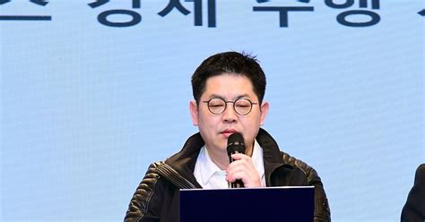 [포토] 강제추행 사건 관련 입장 밝히는 황성우 대표