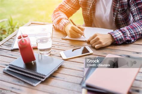 남성과 여성의 작업 비즈니스 개념의 배경에 차트가 있는 문서의 이미지 개선에 대한 스톡 사진 및 기타 이미지 개선 경제 그래프 Istock