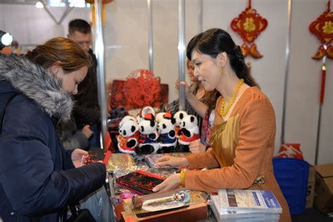 驻摩尔多瓦使馆妇女小组参加第20届摩国际慈善义卖会 — 中华人民共和国驻摩尔多瓦共和国大使馆