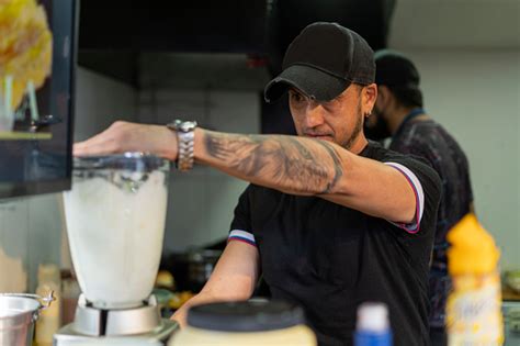 작은 식당의 직원이 부엌에서 고객을 위해 맛있는 주스를 준비하고 있습니다 30 34세에 대한 스톡 사진 및 기타 이미지 30 34세 건강한 식생활 고급 요리 Istock