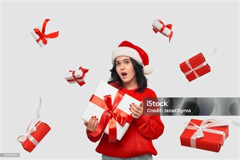 빨간 스웨터와 산타 클로스 모자에 갈색 머리 소녀는 빨간색 리본흰색 선물 상자를 들고 겨울에 대한 스톡 사진 및 기타 이미지 겨울 날기 스튜디오 촬영 Istock