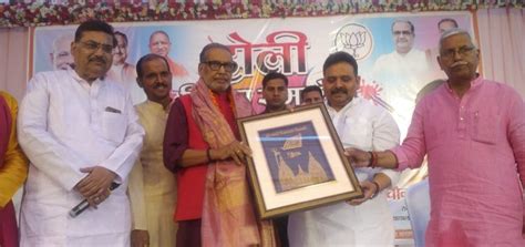 होली हमें विभिन्नता में एकता का संदेश देती हैहोली के रंगों में रंग कर