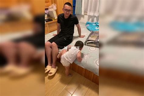 太好玩了，大破哥哥，好不容易上去了，又给放地下了，看给弟弟急的。 地下 哥哥 弟弟