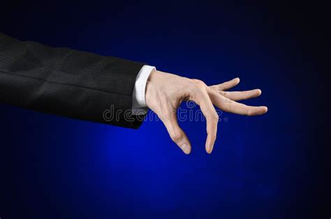 Бизнесмен и тема жеста человек в черном костюме и белой рубашке показывая жест рукой на