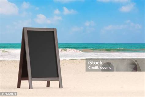 빈 나무 메뉴 칠판 야외 디스플레이 바다 또는 바다 여름 해변에 3d 렌더링 메뉴판에 대한 스톡 사진 및 기타 이미지 메뉴판 해변 형판 Istock