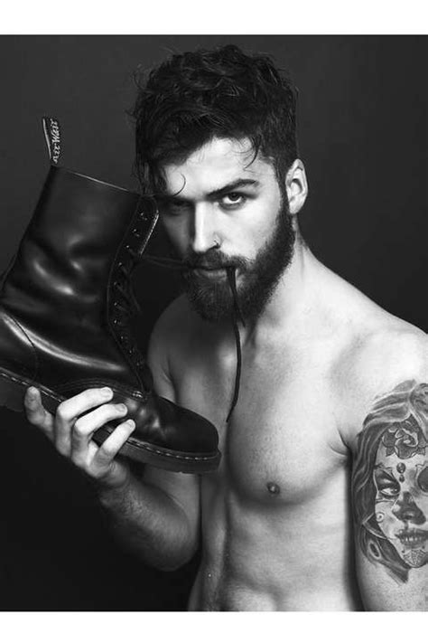 Diese Models Tragen Vollbart Und Jede Menge Tattoos Und Sind Gerade