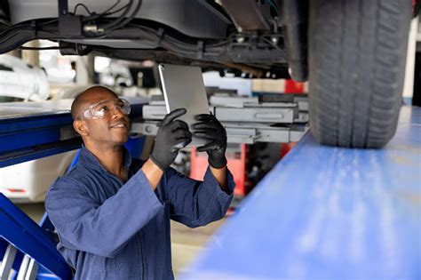 자동차 수리점에서 자동차의 스캐너를 사용하는 정비공 기계공에 대한 스톡 사진 및 기타 이미지 기계공 흑인 민족 남성