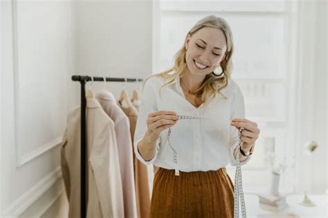 一家时装店的年轻女设计师素材 高清图片 摄影照片 寻图免费打包下载