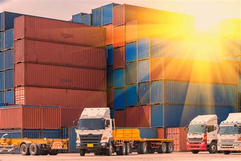 컨테이너 가져오기 내보내기 및 비즈니스 물류 크레인 무역 포트 선박 항구 화물 컨테이너 선박 공중 보기 물 수송 국제 쉘 해양 교통 물류 무역 포트 0명에 대한 스톡 사진