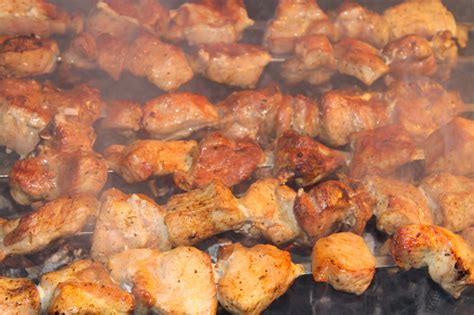 고기의 맛 있는 육즙 조각은 석탄에 튀긴 바베 큐 온 더 그릴 0명에 대한 스톡 사진 및 기타 이미지 0명 Drug Alcohol Tobacco Smoking