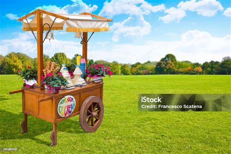 공공 공원에서 우산을 곁들인 예쁜 나무 휴대용 전통 이탈리아 그림 같은 아이스크림 카트 키오스크에 대한 스톡 사진 및 기타 이미지 키오스크 목재 재료 사진 이미지