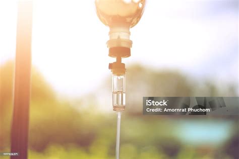 식염수 Iv 드립 유체 정맥 드롭 병원 방 의료 개념 치료 응급 및 주입 약물 주입 치료 화학 요법 플레어 빛 배경 0명에 대한 스톡 사진 및 기타 이미지 Istock