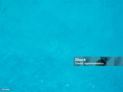 위에서 놀라운 바다 표면 공중 보기 청록색 투명 파도와 물 표면 질감의 새 눈 사진입니다 스플리트 달마시안 군도 크로아티아의 남쪽 섬 솔타 근처 물에 대한 스톡 사진 및