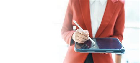 젊은 사업가 전문 사업가 여성 임원 여성 회사 또는 관리자가 현대 기업 사무실에 서서 패드 기술 장치를 사용하여 디지털 태블릿을