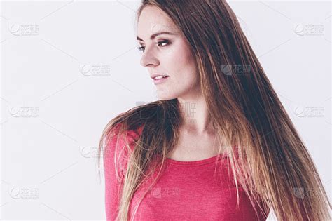 穿着粉红色衬衫的性感女孩。