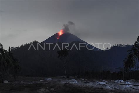 Gunung Semeru Keluarkan Lava Pijar Antara Foto