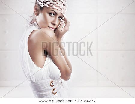 裸体 图片插图和矢量图免费 Bigstock