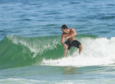 Bruno Montaleone Flagrado Surfando No Rio De Exibe Barriga Sarada