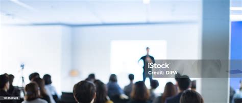 비즈니스 컨퍼런스 사진 무대에 임원 연사 테크 기업가 회의에서 비즈니스 프리 젠 테이 션 발표자 연설 기업 이벤트 고객 전문가