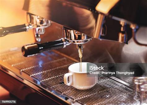 커피를 양조하는 에스프레소 머신 커피숍에서 안경에 쏟아지는 커피 커피 머신에서 쏟아지는 에스프레소 0명에 대한 스톡 사진 및 기타 이미지 Istock
