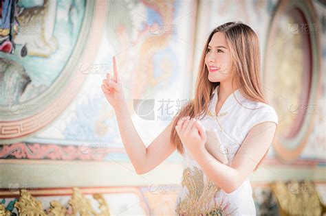 亚洲华人妇女用繁体字和电话