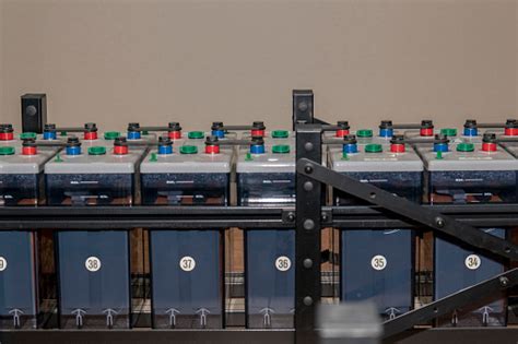 발전소에 대한 Dc 배터리 백업 및 중단 없는 전원 공급 장치 강력한 배터리의 큰 숫자 플러스 빨간색과 마이너스 파란색 Dc 배터리 단자 0명에 대한 스톡 사진 및 기타