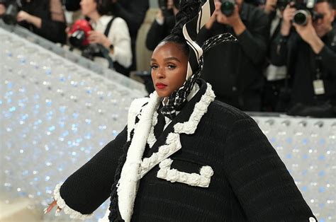 Janelle Mon E Posts Titties Out For The Next Years After Sharing Nsfw Lipstick Lover