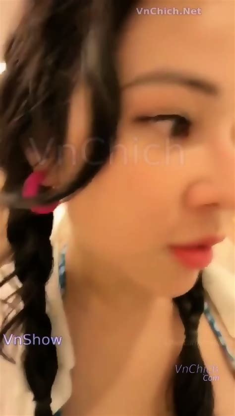 Em Idol MN HaMy MMLive Dâm Tặc đang Livestream Show Hàng Thì Có Một Anh Tây Balo Ra Bóp Vú Và