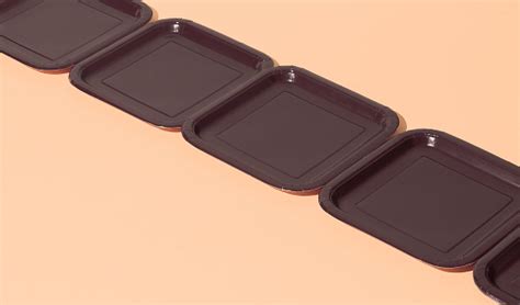 베이지 색 배경에 등색 플라스틱 플레이트 최소 여전히 삶의 예술 플라스틱 프리 컨셉 갈색에 대한 스톡 사진 및 기타 이미지 갈색 디자인 러시아 Istock