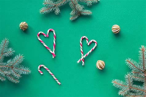 창조적 인 크리스마스 플랫은 전나무 나뭇 가지 사탕 지팡이가 하트와 마른 라임 과일로 배열되어 있습니다 플라스틱없이 자연 장식 제로 폐기물 크리스마스 배경 0명에 대한 스톡