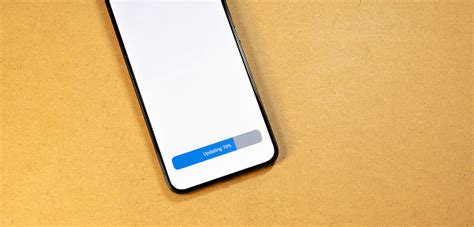 스마트폰 Os 업데이트 진행 중 최신 모바일 장치에서 70 완료 진행률 표시줄이 있는 애플리케이션 소프트웨어 화면 앱 설치를 위한 기술 개념 휴대폰 와이드 복사 공간에서