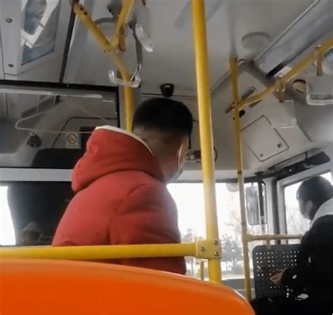公交车司机与乘客互骂，并猛踩刹车猛拐弯，乘客：我吓的不敢乱说话
